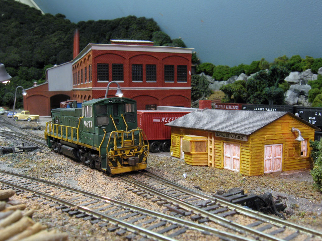 Conrail MP15 9627 on Lee Weldon’s WM Layout – Conrail 1285